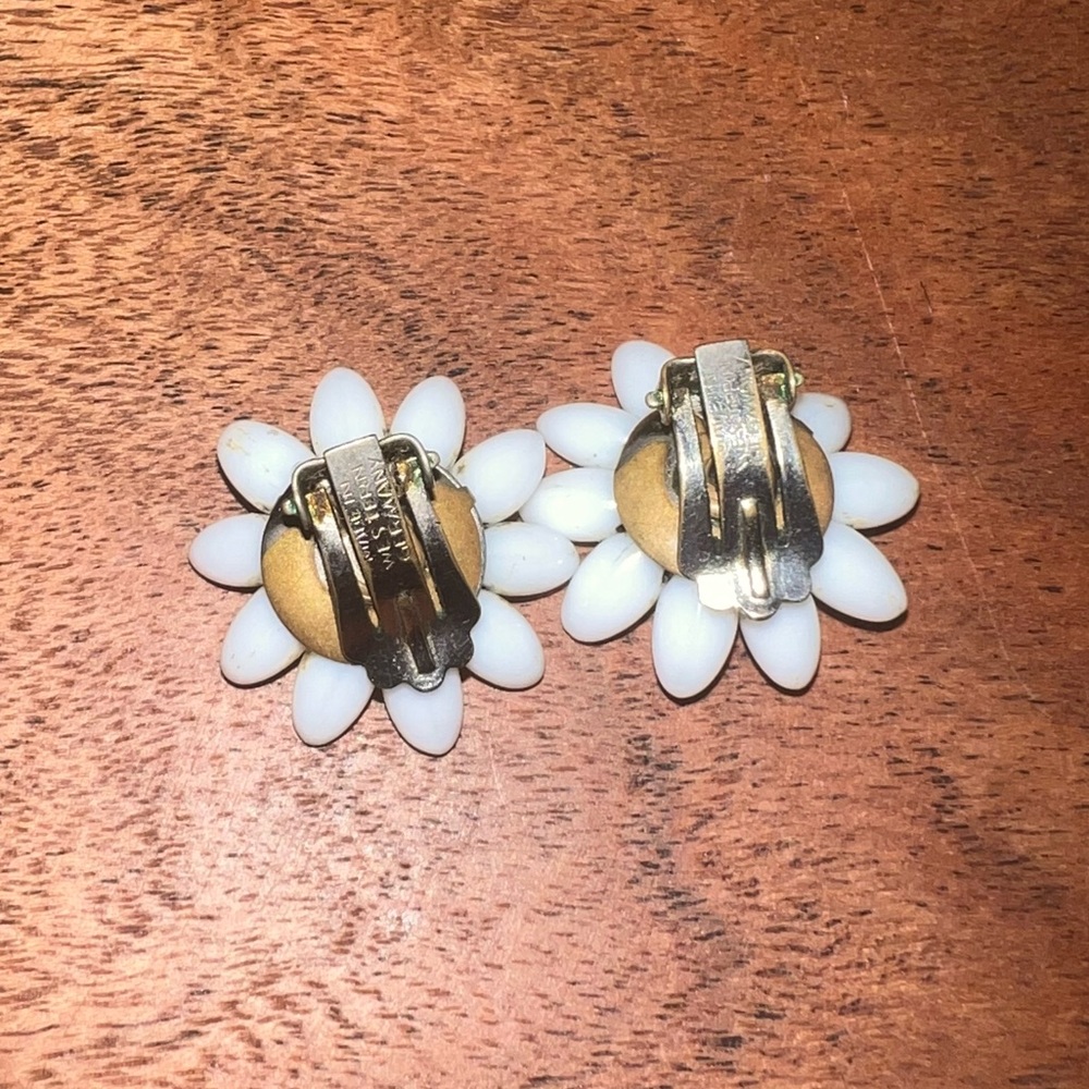1960s Vintage Daisy Bakelite Earrings - Gem